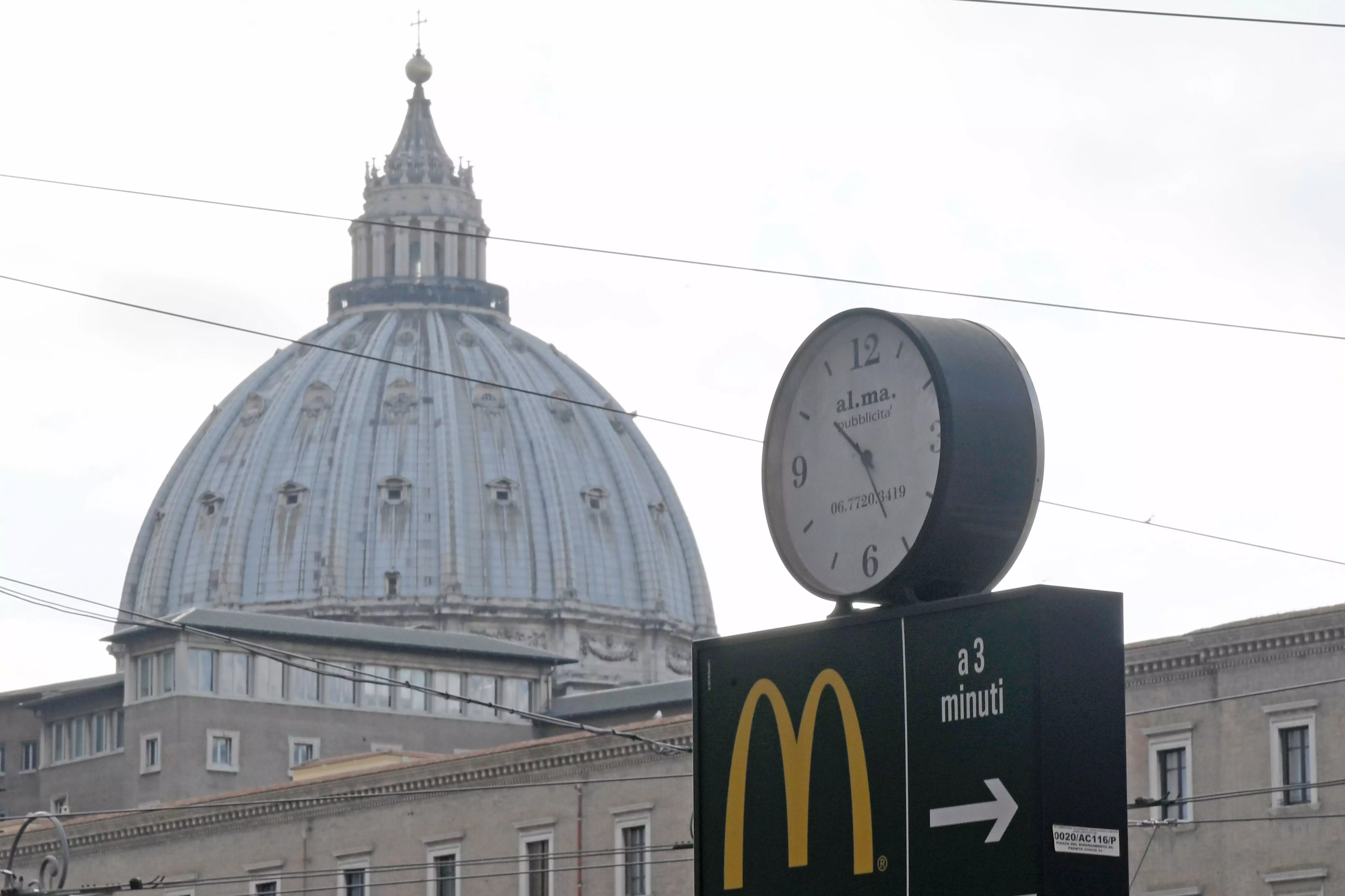 Italiak Erromako Caracallako Hirugarren Mendeko Bainutegien ondoan irekiko zen McDonald's baten eraikuntza gelditu du