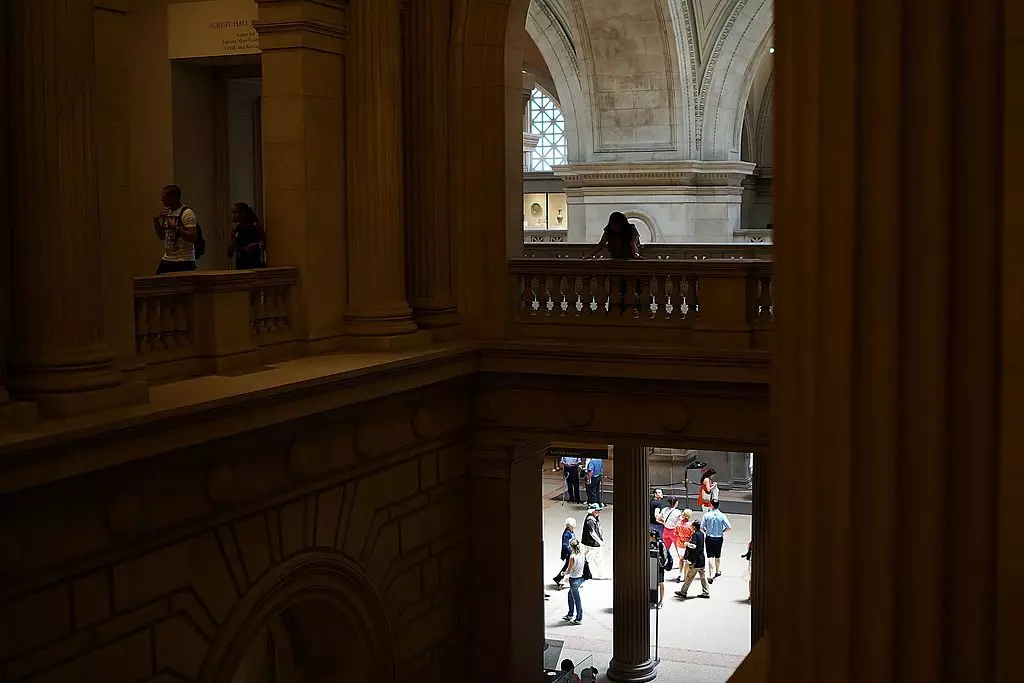 La gente cammina attraverso le gallerie del Metropolitan Museum of Art. (Foto di Spencer Platt/Getty Images)