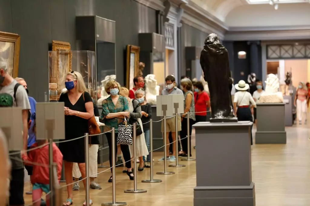 NEW YORK, NY - AGOSTO 27: Le persone che indossano maschere facciali visitano il Metropolitan Museum of Art mentre riapre ai membri dopo la chiusura della pandemia, il 27 agosto 2020 a New York City, NY. (Photo by Liao Pan/China News Service via Getty Images)