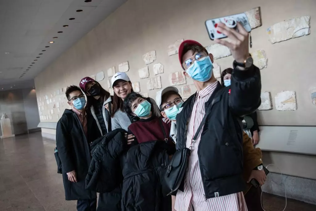 NEW YORK, NY - 12 MARZO: I turisti che indossano una maschera protettiva fanno un selfie al Metropolitan Museum of Art il 10 marzo 2020 a New York City il 12 marzo 2020 a New York City. Il museo ha annunciato che sarà chiuso venerdì a causa della pandemia di COVID-19. (Foto di Jeenah Moon/Getty Images)