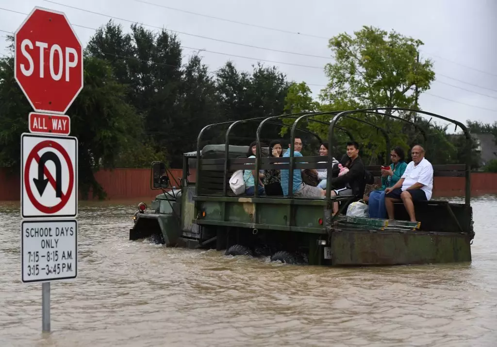 2017 ခုနှစ် ဩဂုတ်လ 29 ရက်နေ့တွင် Texas ပြည်နယ် Houston တွင် ရေကြီးရေလျှံမှုဖြစ်ပွားပြီးနောက် Clodine ခရိုင်ရှိ စစ်ယာဉ်တစ်စီးဖြင့် ဒေသခံများကို ဘေးလွတ်ရာသို့ ရွှေ့ပြောင်းပေးခဲ့ရသည်။ ဓာတ်ပုံ- Mark Ralston/AFP/Getty Images။