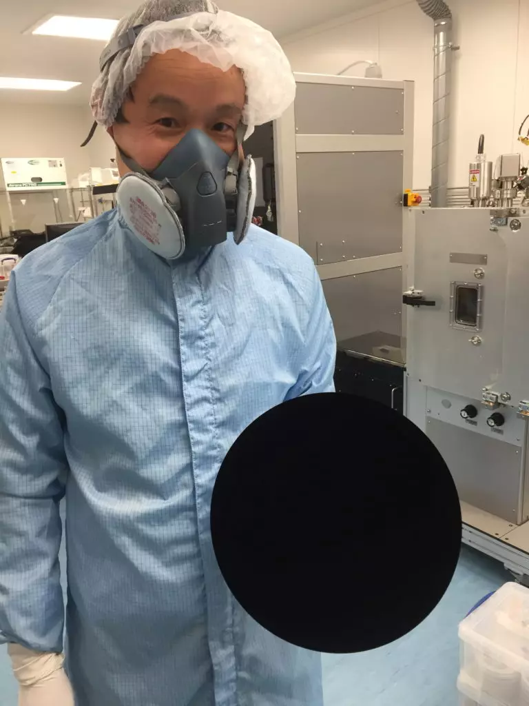 Surrey NanoSystems texnik mutaxassisi Vantablack bilan qoplangan uch o'lchamli idish shaklidagi ob'ektni namoyish qilmoqda. Surrey NanoSystems tomonidan taqdim etilgan rasm.