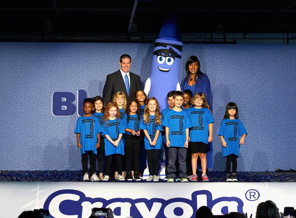 Crayola generalinis direktorius ir prezidentas Smithas Hollandas ir vyresnioji rinkodaros viceprezidentė Melanie Boulden pakvietė vaikų grupę paskelbti Bluetiful, laimėjusį savo naujos mėlynos kreidelės pavadinimą, pagrįstą naujai atrasta YInMn Blue. Bennett Raglin / Getty Images for Crayola sutikimu.