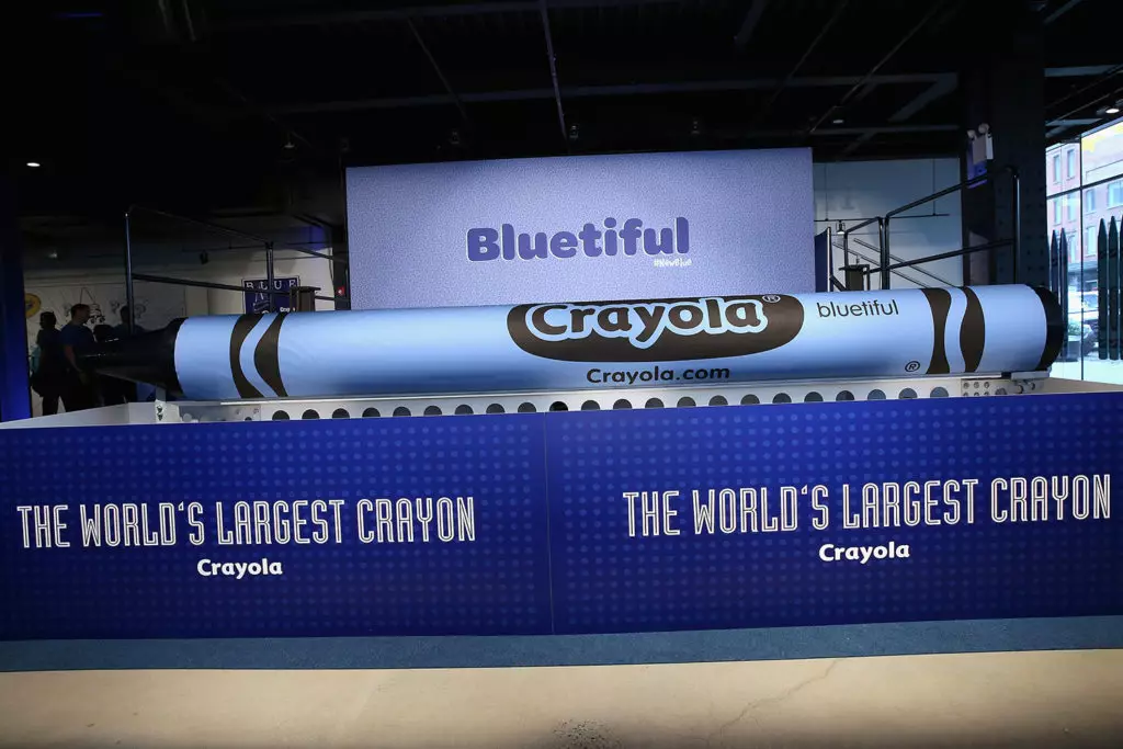 Crayola's World Record-setting crayon yashyizwe ahagaragara muguhimbaza izina rya Bluetiful, igicucu gishya gishingiye kuri YInMn Ubururu buherutse kuvumburwa. Tuyikesha Bennett Raglin / Amashusho ya Getty kuri Crayola.