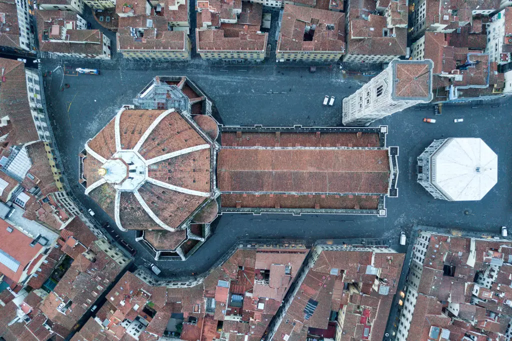 Duomo, Parker və Clayton Calvert-in Hava yolu ilə Roma + Firenze filmində göründüyü kimi. Foto sənətçilərin izni ilə.