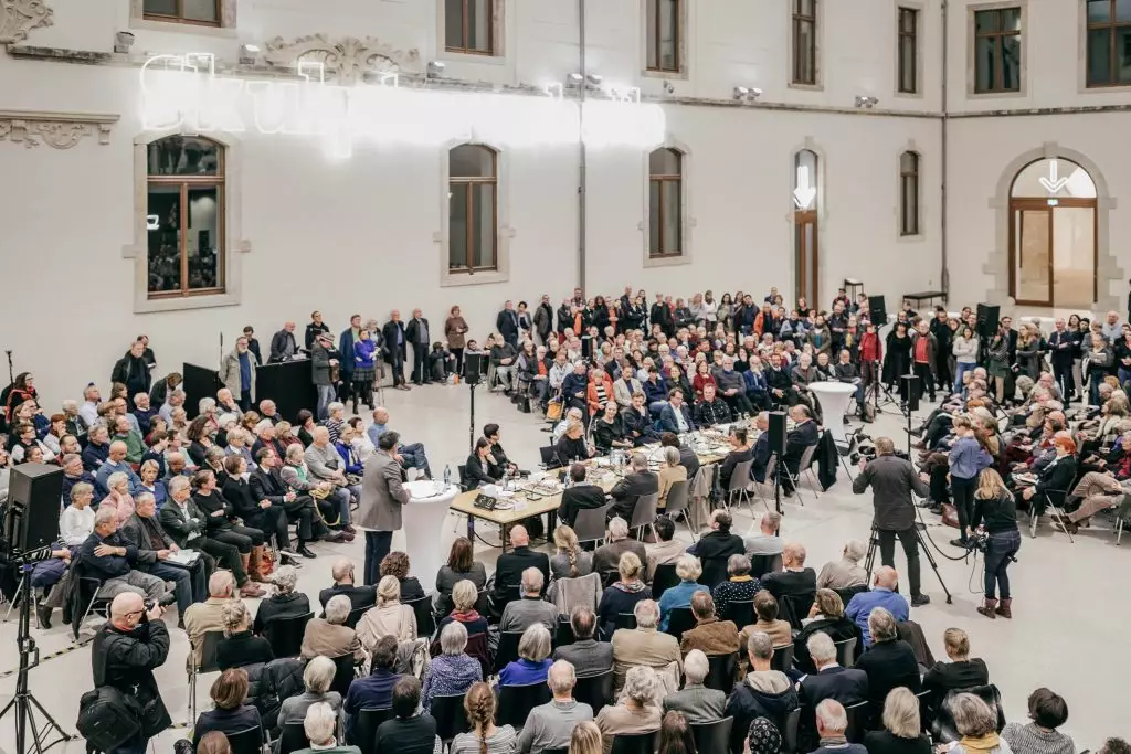 Paneldebat om, hvordan man håndterer østtysk kunst i museet, en del af foredragsrækken