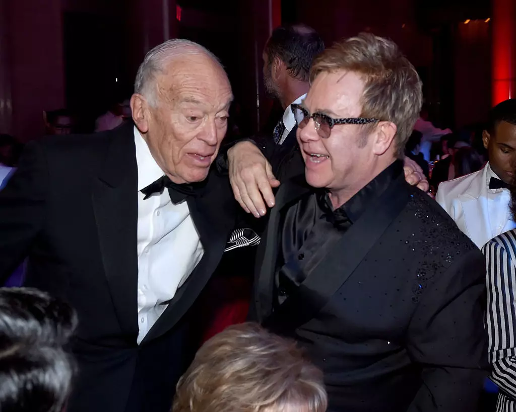 NEW YORK, NY - 28 OKTOBER: Leonard A. Lauder (L) en oprichter Sir Elton John wonen de 13e jaarlijkse An Enduring Vision Benefit van de Elton John AIDS Foundation bij op Cipriani Wall Street op 28 oktober 2014 in New York City. (Foto door Larry Busacca/Getty Images)