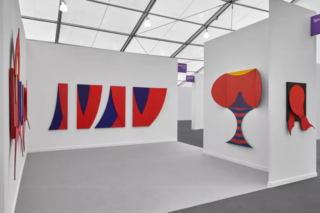 Usa ka booth sa trabaho ni Katsumi Nakai gikan sa Ronchini Gallery sa Frieze New York 2019. Litrato sa maayong kabubut-on sa Ronchini Gallery.