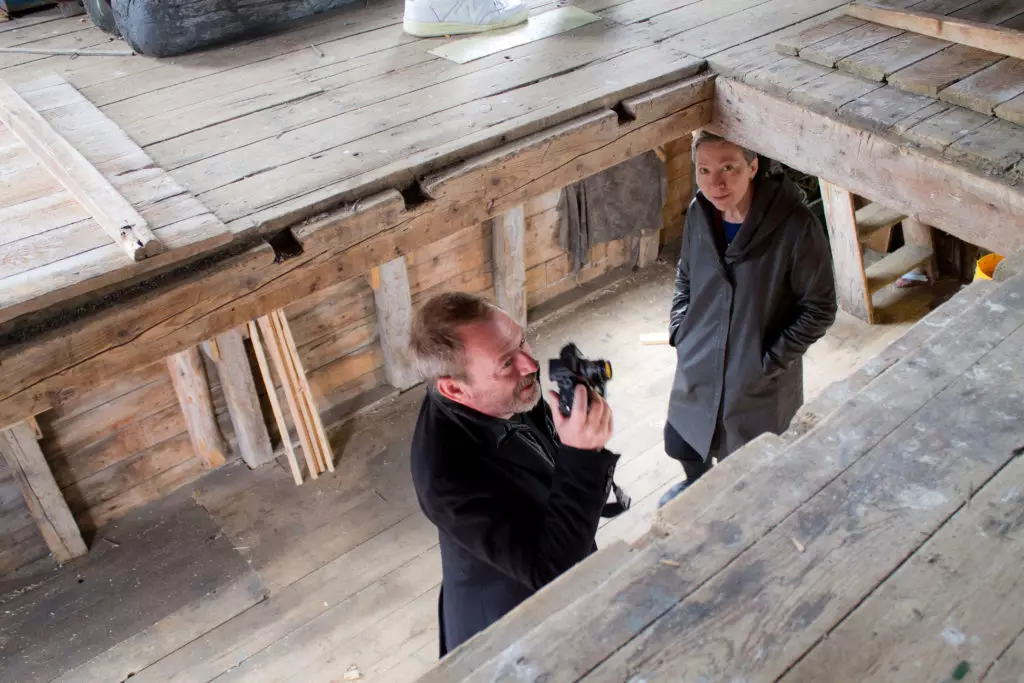 Themeluesja e Fogo Island Arts dhe Shorefast, Zita Cobb (djathtas) me artistin Liam Gillick. Me mirësjellje Fogo Island Arts.