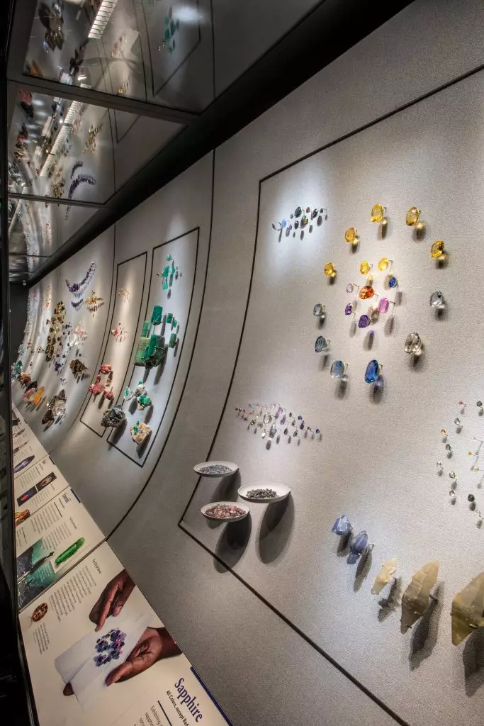 O Gems Hall exhibe preto de 2.500 obxectos da colección do museo. Estes inclúen pedras preciosas, esculturas e xoias abraiantes de todo o mundo que foron elaboradas con minerais naturalmente fermosos. Foto de D. Finnin, ©Museo Americano de Historia Natural.