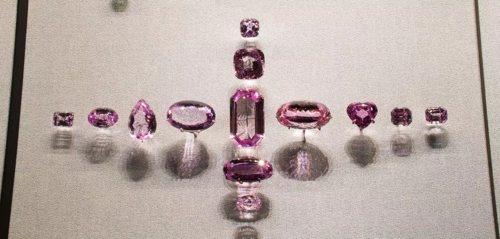 En 1902, cristais transparentes de cor rosa lila chegaron á oficina de Tiffany & Company de George Kunz, quen axudou a establecer as coleccións de xemas e minerais no Museo. O remitente cría que eran turmalina. Kunz, con todo, identificou os cristais como unha nova variedade de espodumeno -a primeira que non era amarela nin verde- e foi nomeada kunzite na súa honra. Foto de D. Finnin, ©Museo Americano de Historia Natural.