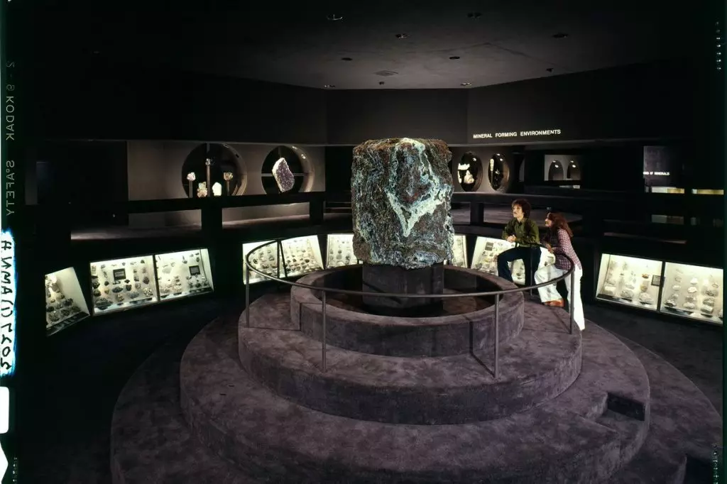 Os visitantes do Minerals Hall do Museo Americano de Historia Natural (1976) examinan a Pedra Cantante, un bloque de 4,5 toneladas de vibrante azurita azul e malaquita verde de Arizona que zumba con cambios de humidade. A climatización do novo salón evita que isto suceda. Foto cedida polo Museo Americano de Historia Natural.