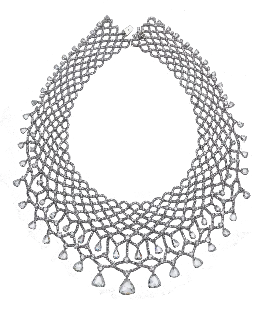 Organdie Diamond Necklace，由 Michele Ong 為 Carnet 設計，由 2,190 顆圓形和梨形鑽石鑲嵌在鉑金中的格子式 girandole 圍兜項鍊。蕾哈娜於 2021 年 2 月在 Essence 雜誌的封面上佩戴了這條項鍊。攝影：D. Finnin，©美國自然歷史博物館。