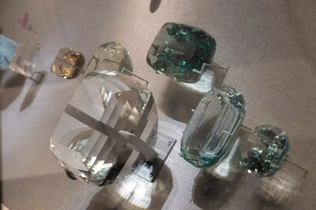 Topaz toshlarining ushbu guruhiga Braziliya malikasi, 221 qirrali, 9,5 funtlik och ko'k topaz kiradi, u bir vaqtlar dunyodagi eng katta kesilgan marvarid bo'lgan. Foto: D. Finnin, ©Amerika tabiiy tarix muzeyi.