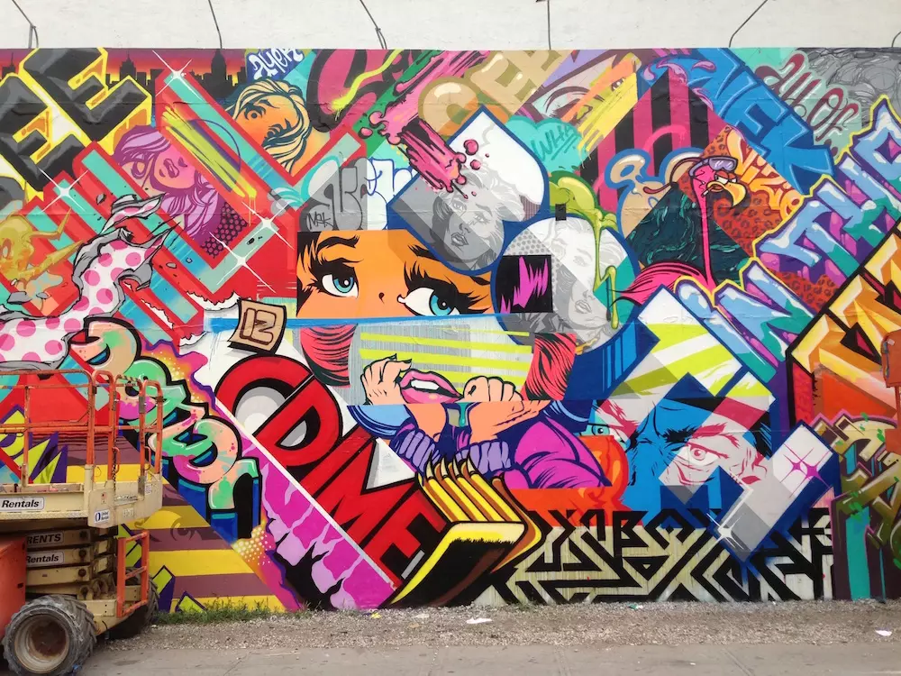 Samvinnuveggmynd máluð af Pose með Revok árið 2013 á vegg í Houston & Bowery. Mynd með leyfi listamanna.