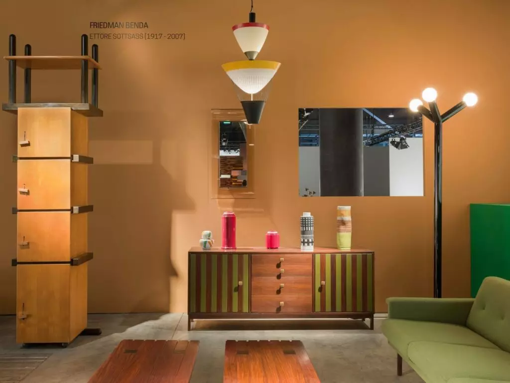 Pemasangan Kabinet Ettore Sottsass di booth Friedman Benda. Foto: Andrew Meredith.