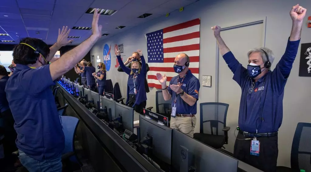 Anggota tim penjelajah Perseverance NASA bereaksi di Mission Control setelah menerima konfirmasi bahwa pesawat ruang angkasa berhasil mendarat di Mars, Kamis, 18 Februari 2021, di Jet Propulsion Laboratory NASA di California Selatan. Foto Bill Ingalls, milik NASA.