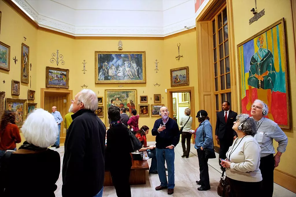 Besucher besichtigen die Barnes Foundation in Philadelphia. (Foto von Mark Makela/Corbis über Getty Images)