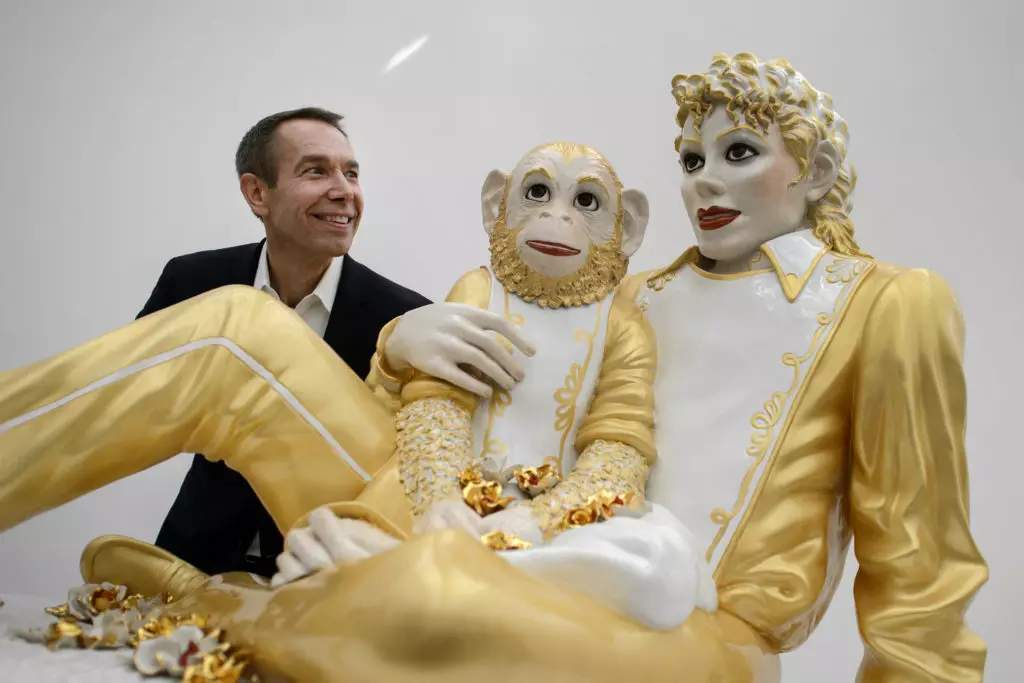 Yhdysvaltalainen taiteilija Jeff Koons Michael Jacksonin ja Bubblesin kanssa Kuva: Fabrice Coffrini/AFP/GettyImages.