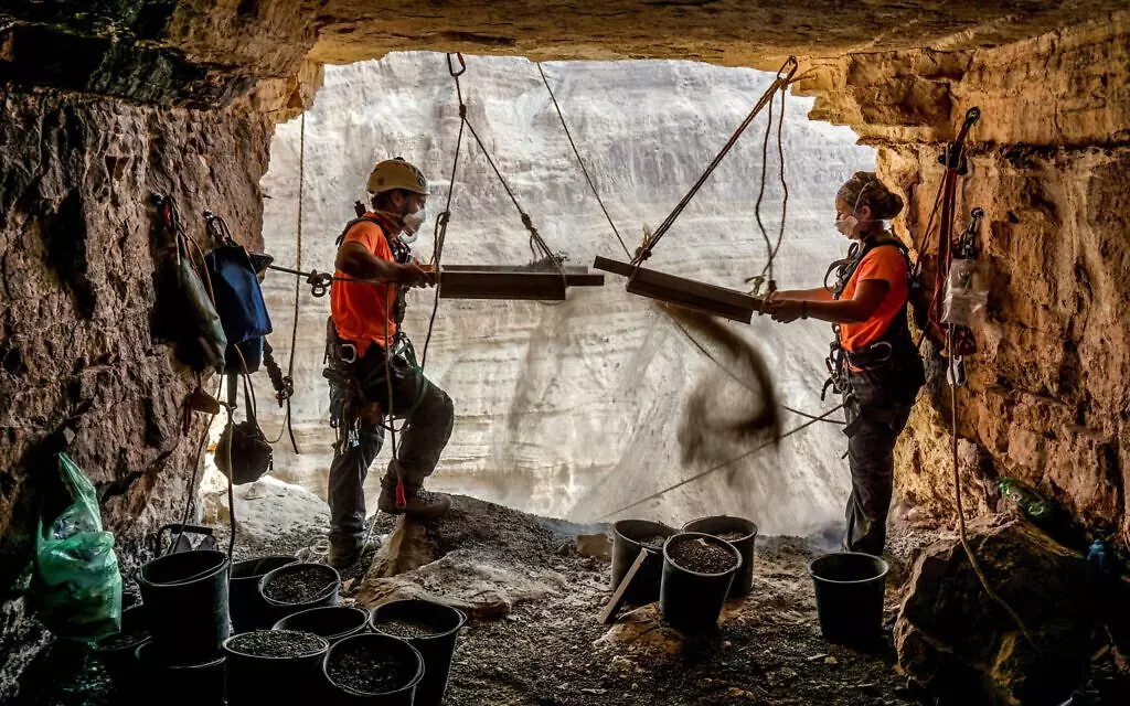 Los arqueólogos Hagay Hamer y Oriah Amichai revisan los hallazgos en la Cueva de los Horrores. Foto de Eitan Klein, cortesía de la Autoridad de Antigüedades de Israel.