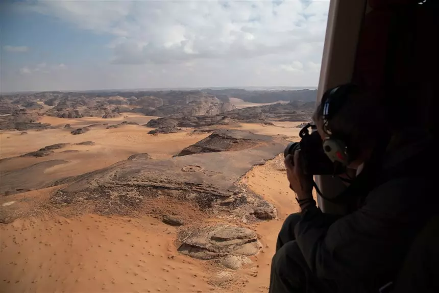 Inspección de mustatils a través de helicópteros de reconocimiento. Foto ©Arqueología Aérea en el Reino de Arabia Saudita y la Comisión Real para AlUla.