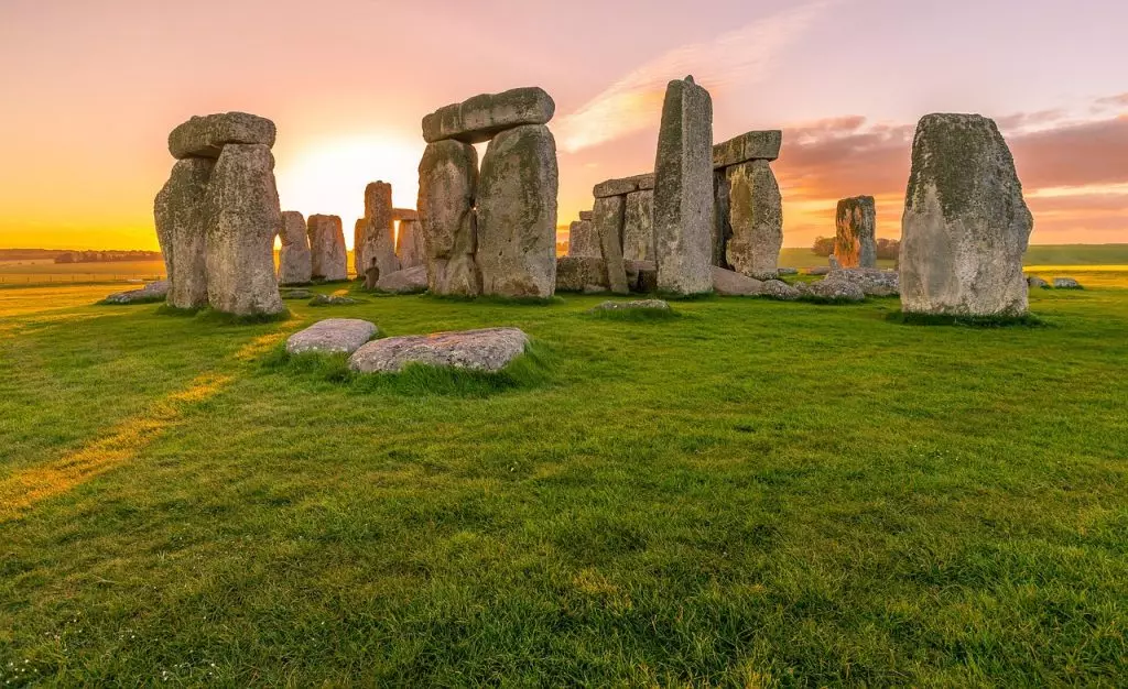 Stonehenge a fitowar rana a cikin 2015. Hoto daga Freesally, yankin jama'a.