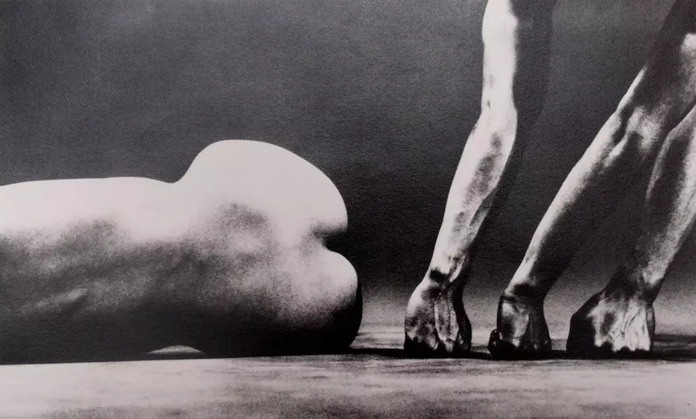 Eikoh Hosoe၊ အမျိုးသားနှင့်အမျိုးသမီး #24၊ 1960။ Gelatin ငွေရောင်ပုံနှိပ်၊ 16.8 x 30 စင်တီမီတာ။ © Eikoh Hosoe Taka Ishii Gallery New York မှ ကူးယူဖော်ပြပါသည်။