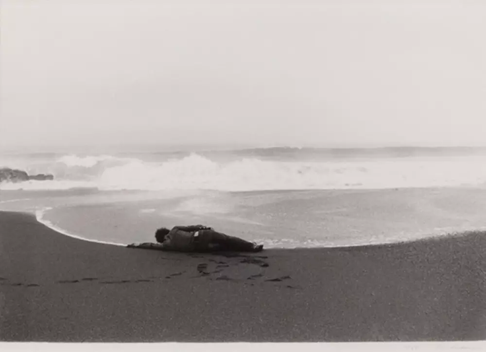 Koji Enokura, Symptom—Sea, Body (P.W.-No. 40), 1972. Gelatin silver print, 33.2 x 42 cm. © Michiyo Enokura ។ ការគួរសម៖ Alison Bradley Projects, New York, និង Tokyo Publishing House, Tokyo។