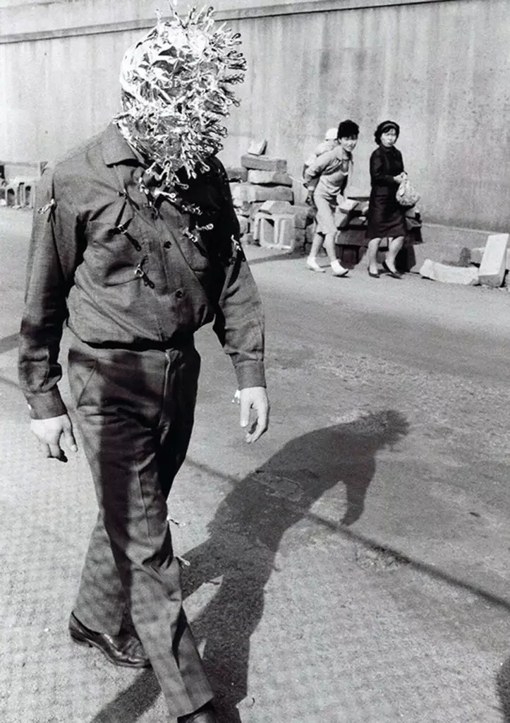 Minoru Hirata, Clothespins Nakanishi Natsuyuki urang Negeskeun Churning Aksi (pagelaran jalan pikeun acara Hi Beureum Center urang, 6. Plan mixer, di Tokyo, 28 Mei 1963), 1963, dicitak 2015. Gelatin print pérak, 33,5 x 22,2 cm. © Minoru Hirata. Kahadean tina Galeri Taka Ishii New York.