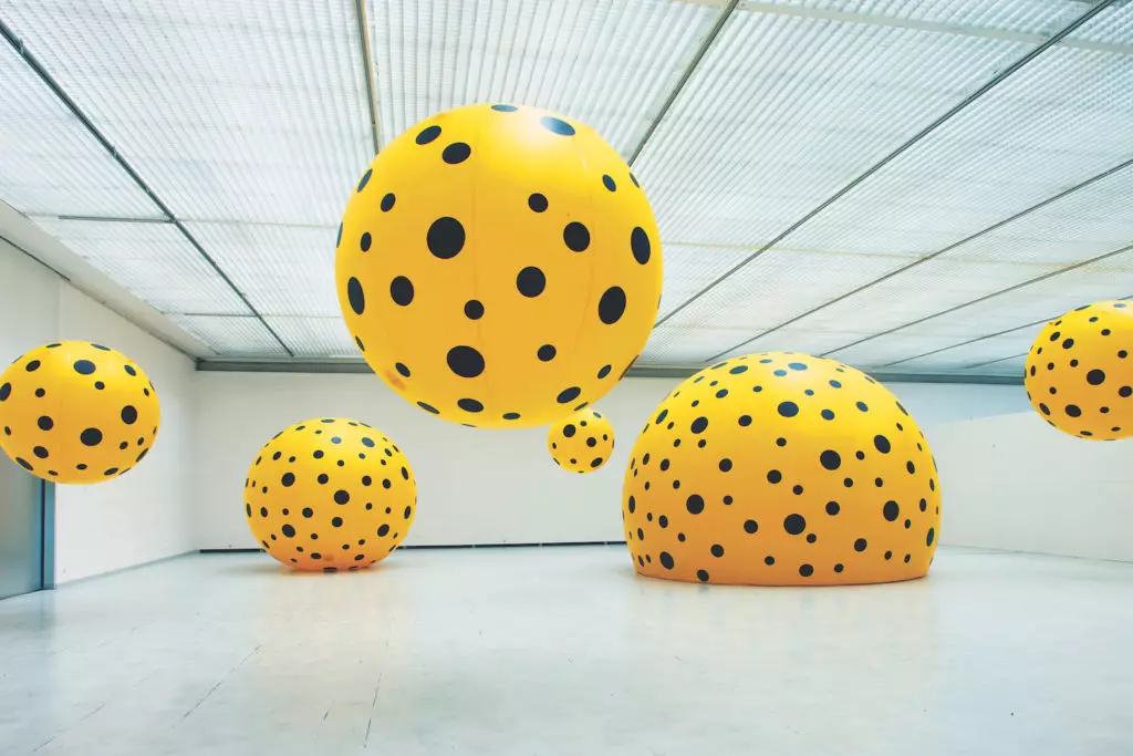 Yayoi Kusama, Obsesiwn Dotiau (2009). Llun trwy garedigrwydd Ota Fine Arts, Tokyo/Singapore/Shanghai, ©Yayoi Kusama.