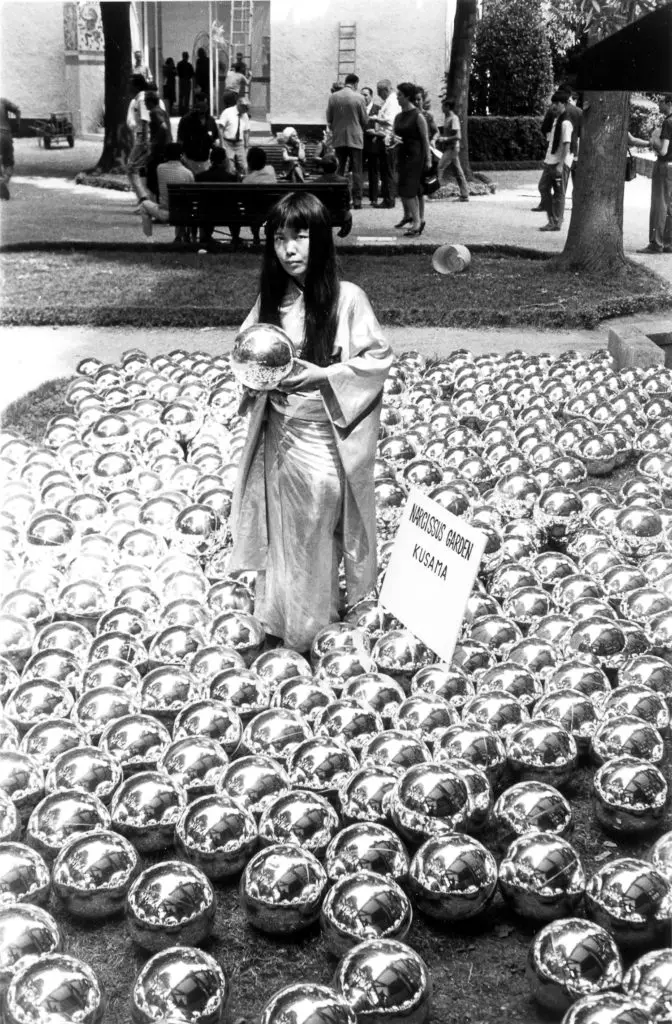 Yayoi Kusama, Narcissus Garden på Venezia-biennalen (1966). Foto ©Yayoi Kusama.