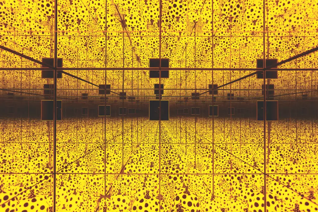 Yayoi Kusama, YSBRYDION Y PUMPKIN WEDI EI DDISGWYLIO I'R NEFOEDD (2015). Llun trwy garedigrwydd Ota Fine Arts, Tokyo/Singapore/Shanghai, ©Yayoi Kusama.