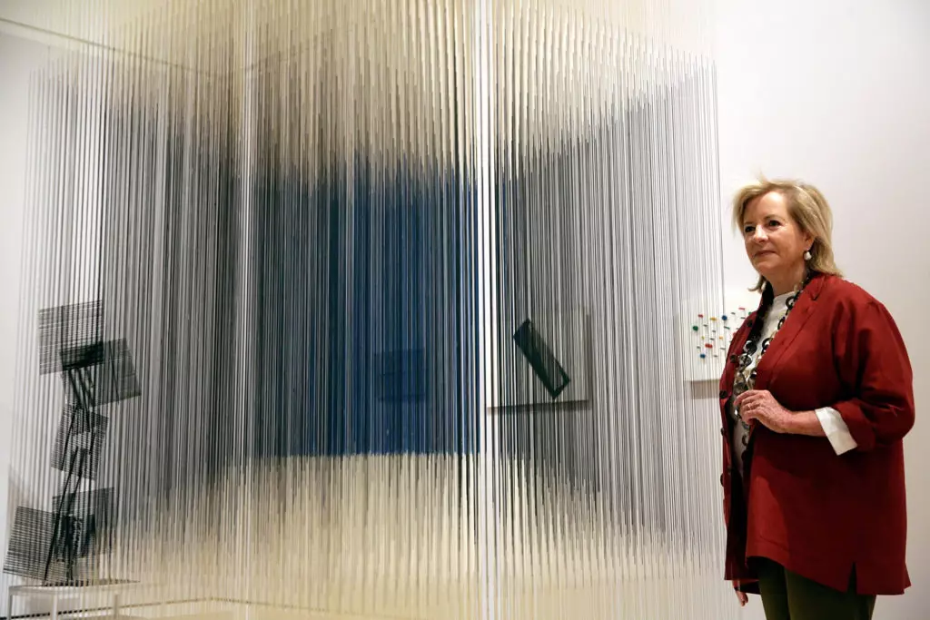 Patricia Phelps de Cisneros yn ystumio gyda'r gwaith celf 'Nylon Cube' gan yr artist o Venezuelan Jesus Soto, yn Academi Frenhinol y Celfyddydau ar Orffennaf 1, 2014 yn Llundain, Lloegr. Llun gan Matthew Lloyd/Getty Images.