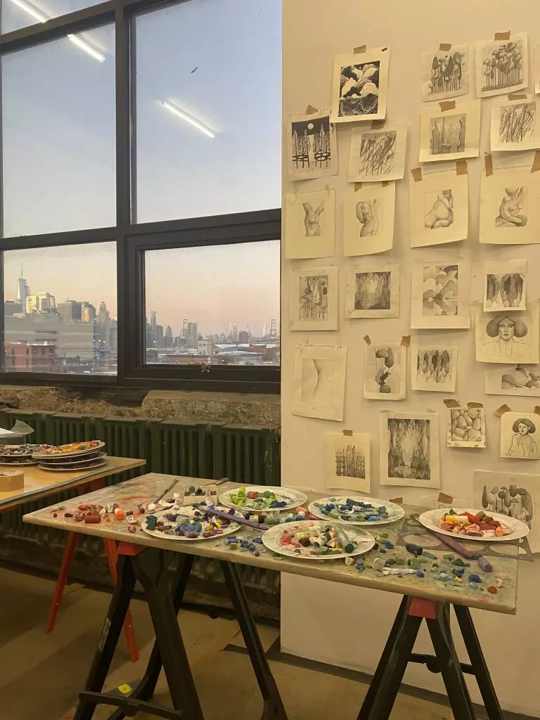 Vea el interior del estudio de la ciudad de Nueva York del artista Nicolas Party, donde cada uno de sus 2455 pasteles tiene su propio cubículo 2316_3