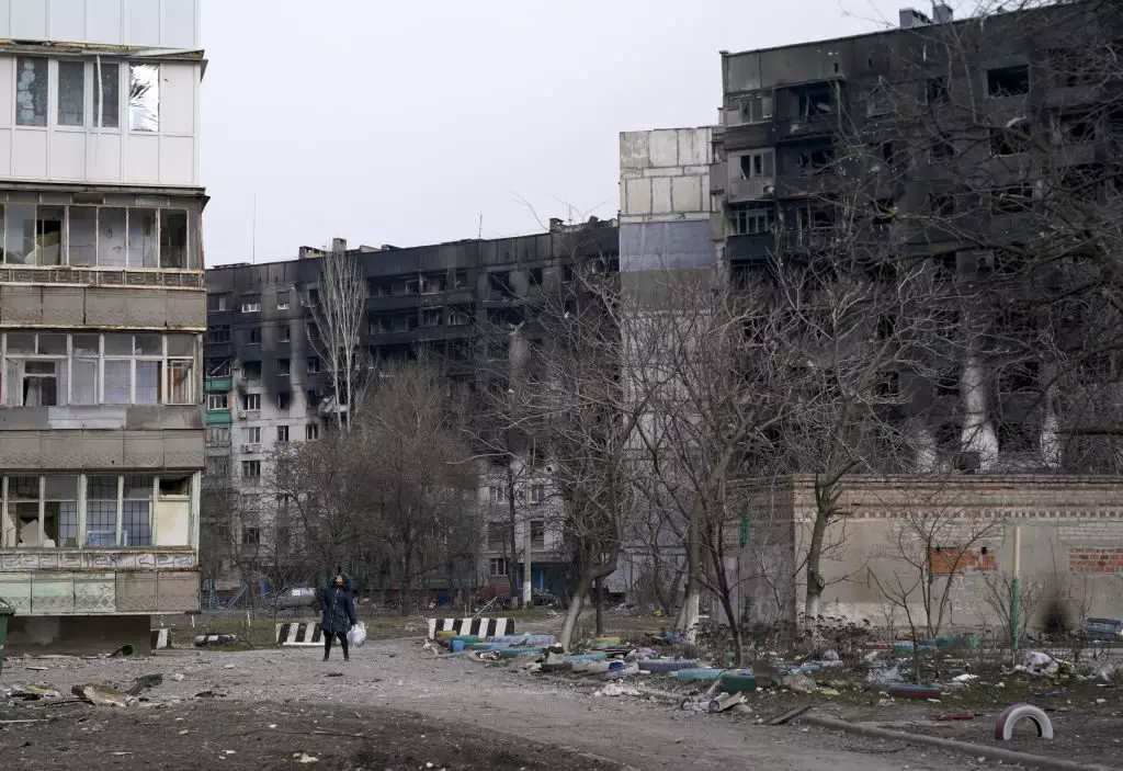 Ferwoaste gebouwen yn Mariupol, Oekraïne. Foto: Stringer / Anadolu Agency fia Getty Images.