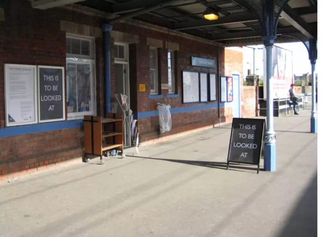 Banner Repeat, op Hackney Downs Station. Hoffelijkheid Banner Repeater.