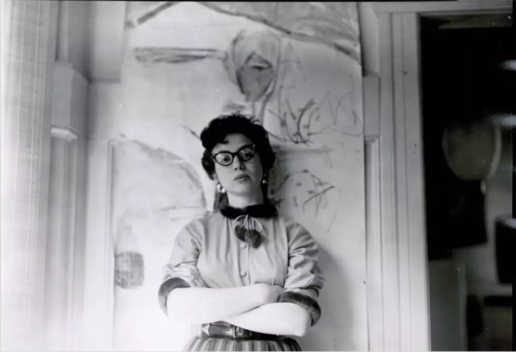 Sonia Gechtoff met een schilderij van haar man, James Kelley, in haar Polk Street Studio in San Francisco (1954). Foto met dank aan de kunstenaar.