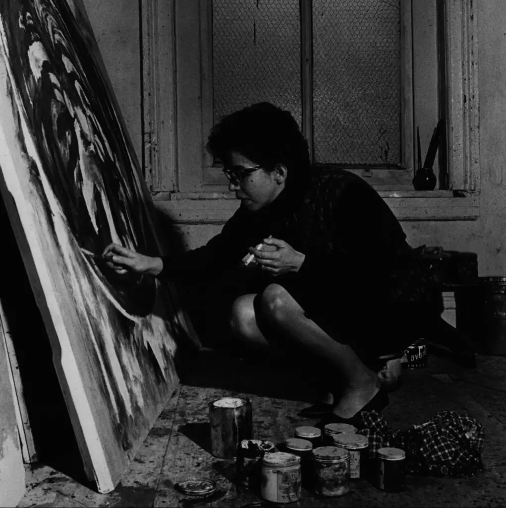 Sonia Gechtoff pa Canal Street Studio, York énggal (c. 1961). Poto kahadean artis.