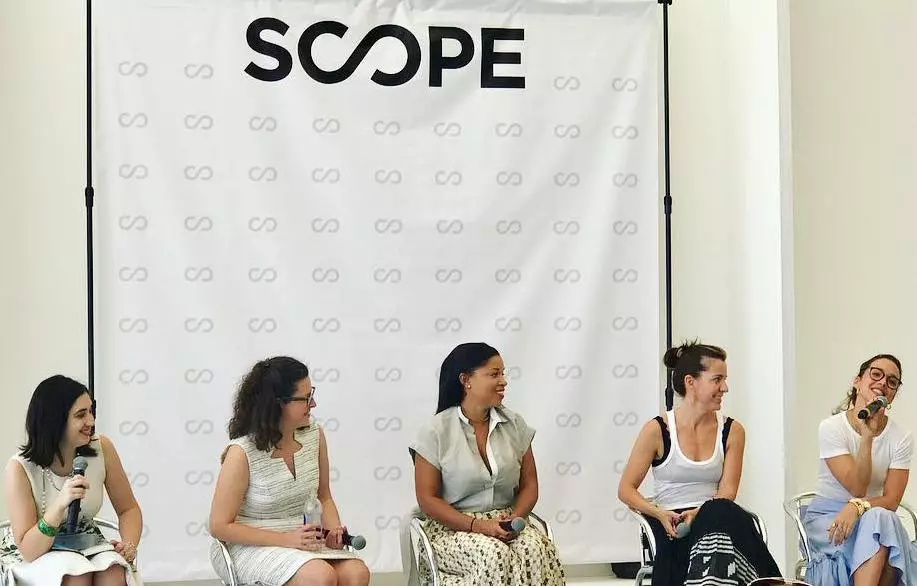 Sarah Cascone, Jennifer Scanlan, Mashonda Tifrere, Carolina García Jayaram og Zoe Buckman taler om kunst og feminisme på SCOPE Miami Beach. Udlånt af National YoungArts Foundation via Instagram.