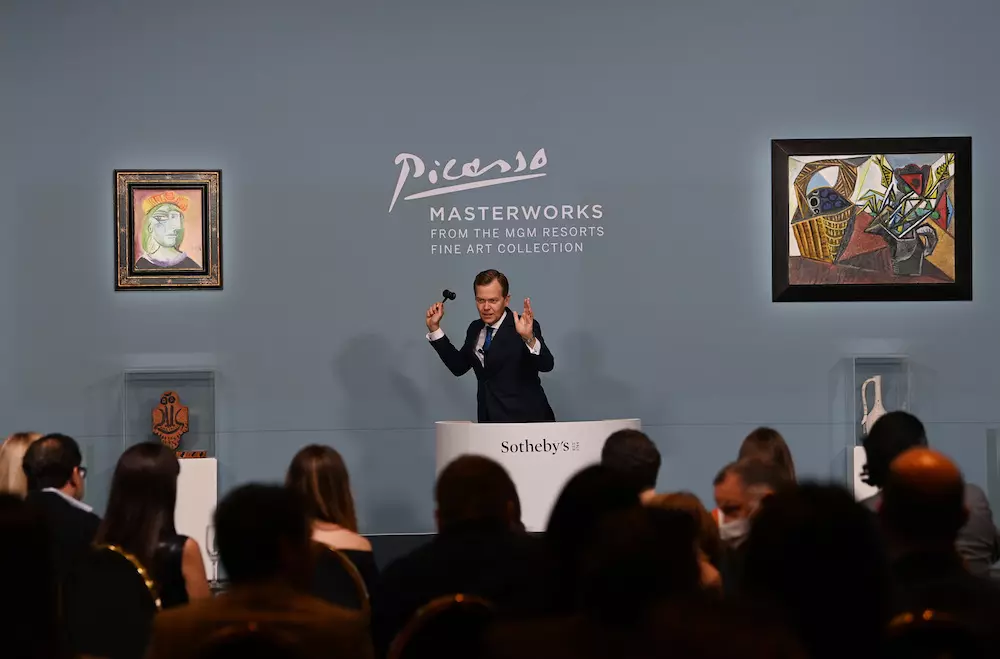 LAS VEGAS, NEVADA - 23 OKTOBER: Sotheby's voorzitter en veilingmeester Oliver Barker tijdens de veiling van Picasso: Masterworks from the MGM Resorts Fine Art Collection op 23 oktober 2021 in Las Vegas, Nevada. (Foto door Denise Truscello/Getty Images voor Sotheby's)