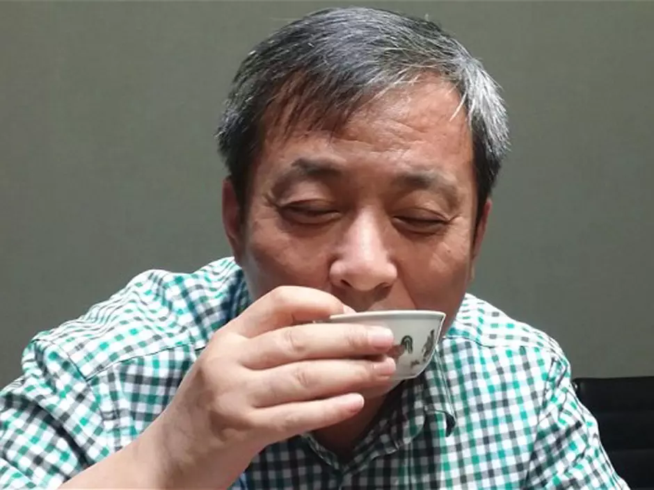 Liu Yiqian drinkt út syn $36,3 miljoen Meiyintang chicken cup. Foto: Courtesy Sotheby's.