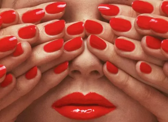 Guy Bourdin，《Vogue》巴黎，1970 年 5 月照片：© The Guy Bourdin Estate，2004 年由 A+C 提供