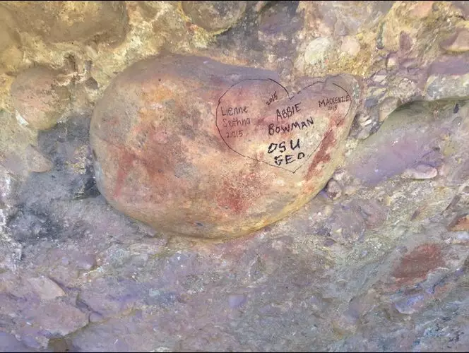 Graffiti van geologiestudenten van de Ohio State University die oude rotskunst in Utah bekladden. Foto: Rex Daley.