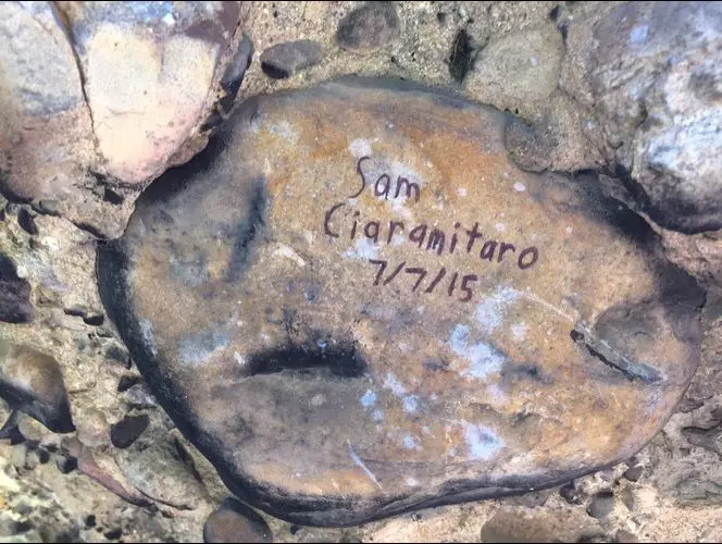 Graffiti van geologiestudenten van de Ohio State University die oude rotskunst in Utah bekladden. Foto: Rex Daley.