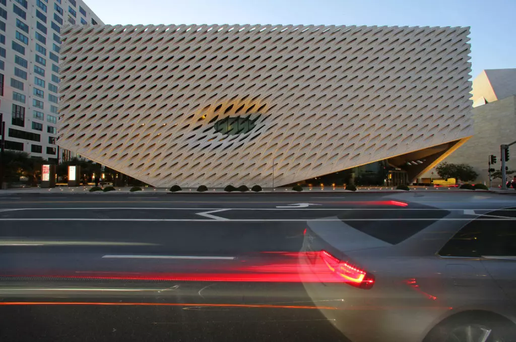 Vnější pohled na Broad Museum. Foto FG/Bauer-Griffin/GC Images.