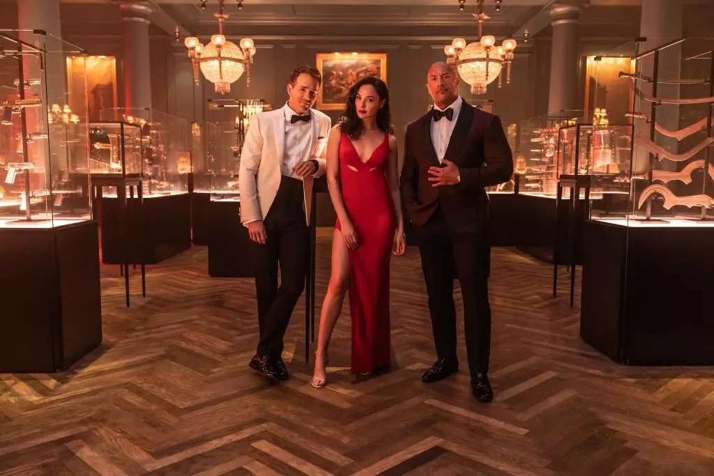 Ryan Reynolds, Gal Gadot y Dwayne Johnson en Red Notice de Netflix. Foto de Frank Masi, cortesía de Netflix ©2021.