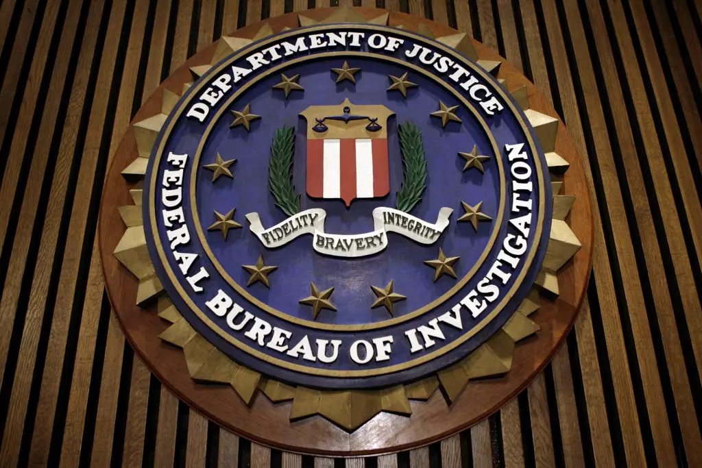 El sello del FBI cuelga en la Sala de Banderas en la sede de la oficina el 9 de marzo de 2007 en Washington, DC. (Foto de Chip Somodevilla/Getty Images)