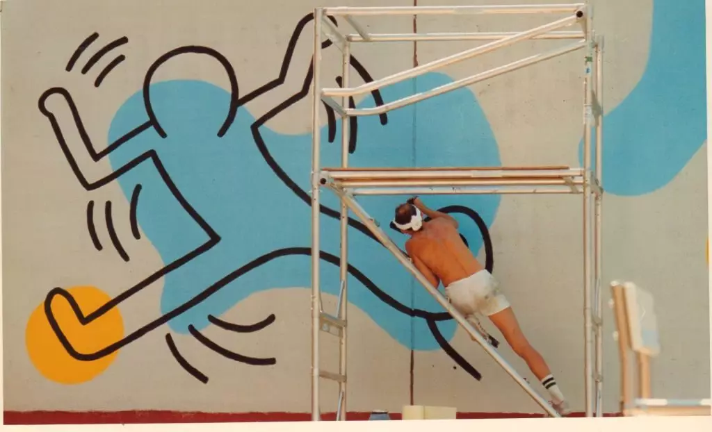 Keith Haring dipinge un murale a Clarkson St. e Seventh Ave. a Manhattan, il 20 agosto 1987. Foto di Mark Hinjosa/Newsday RM tramite Getty Images.