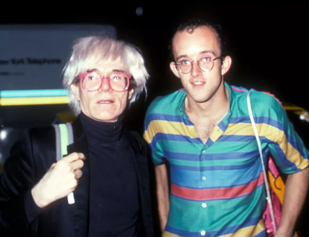 Mae Andy Warhol a Keith Haring yn mynychu Parti Pen-blwydd Mick Jagger ar 26 Gorffennaf, 1985, yn y Palladium yn Ninas Efrog Newydd. Llun gan Ron Galella, Cyf./Casgliad Ron Galella trwy Getty Images.