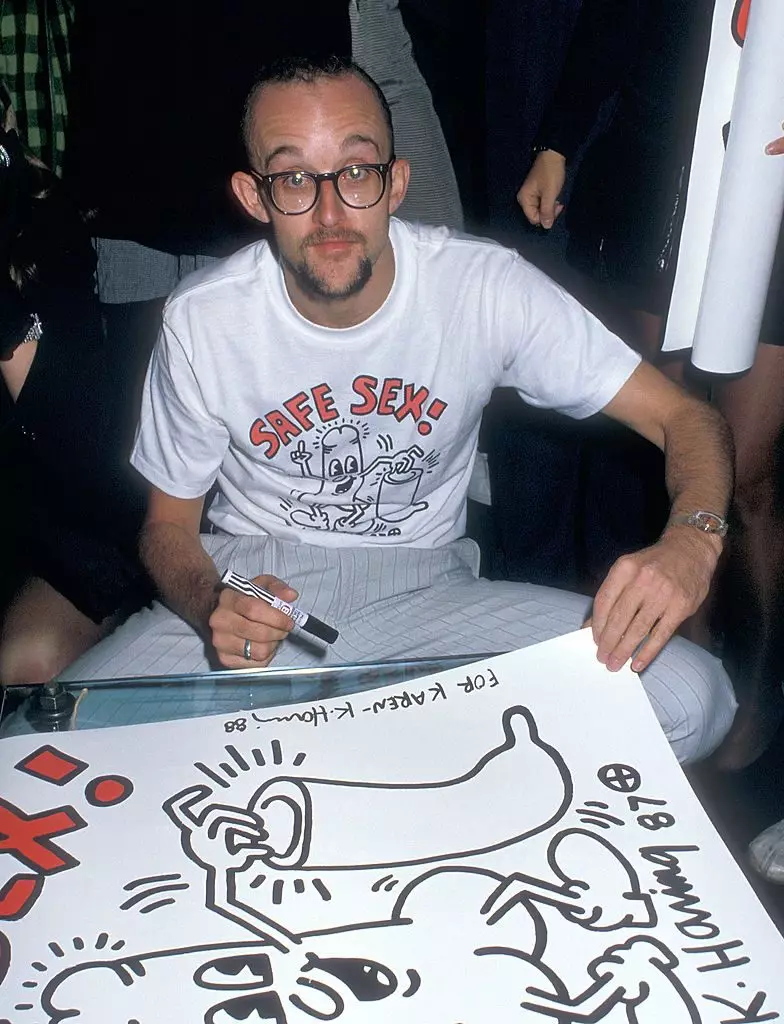 Keith Haring participă la petrecerea pentru a celebra publicarea Alyson Books a